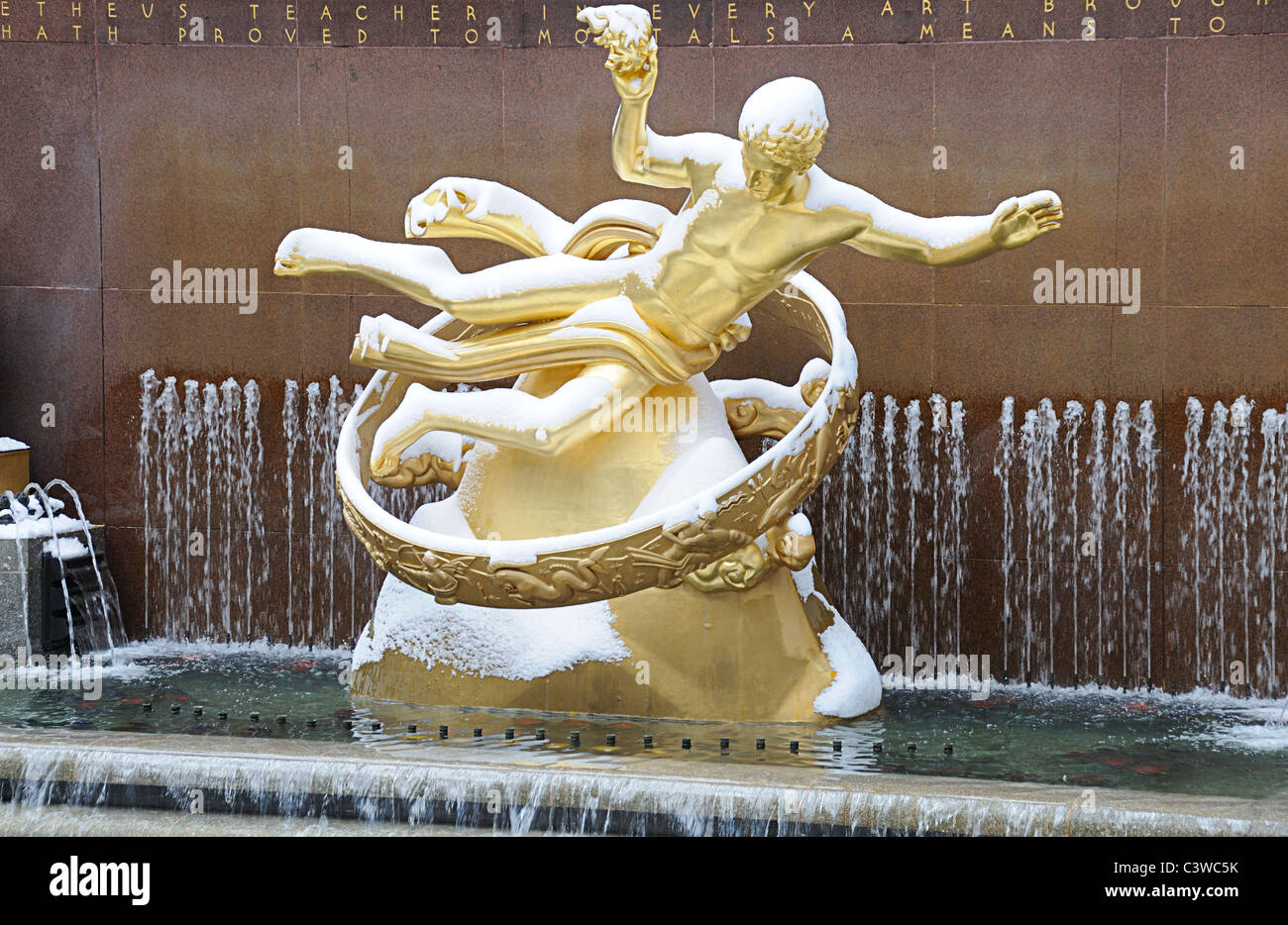 Goldene Prometheus Statue In Der Rockefeller Mitte Stockfotos und ...