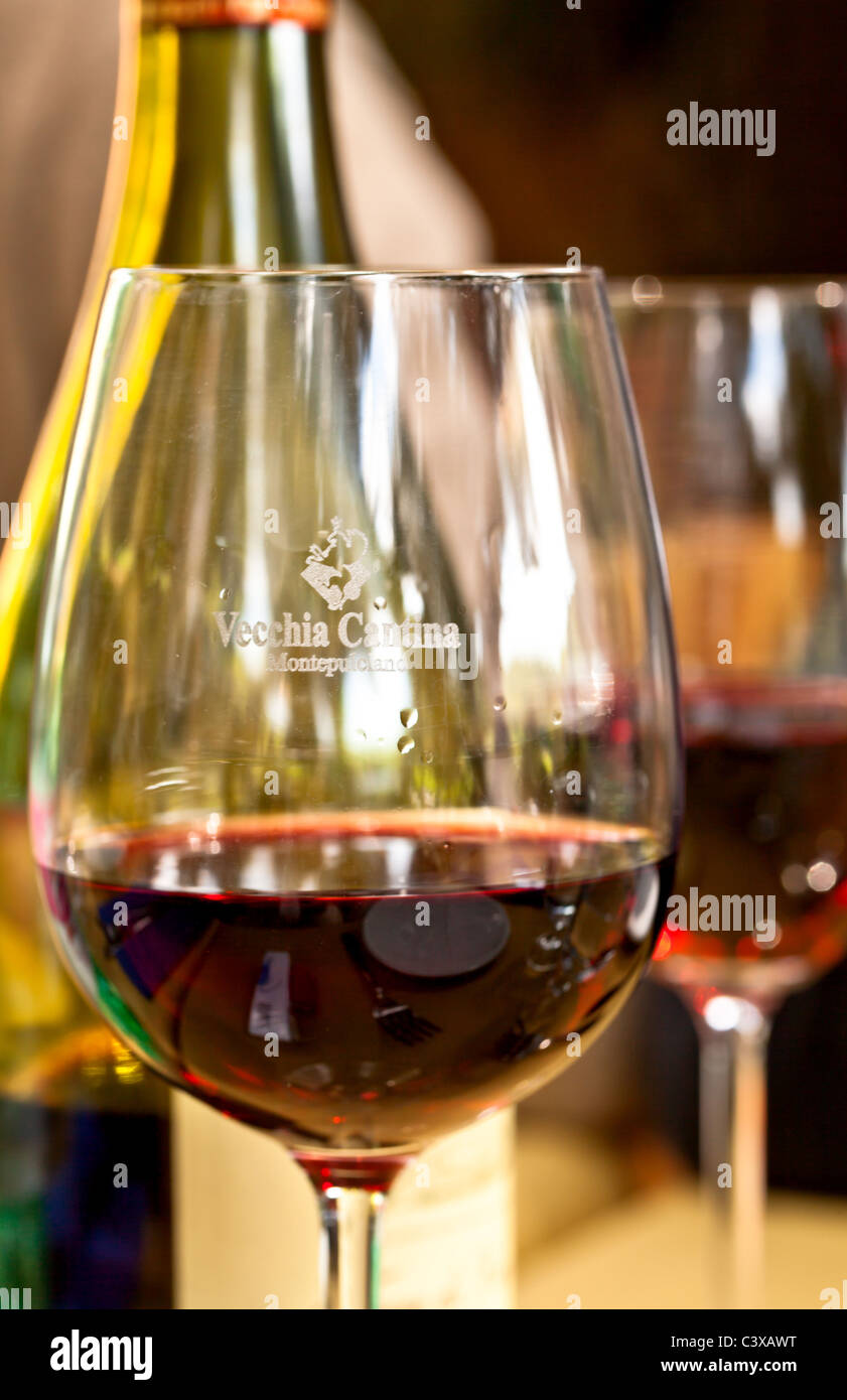 Roter toskanischer wein -Fotos und -Bildmaterial in hoher Auflösung – Alamy