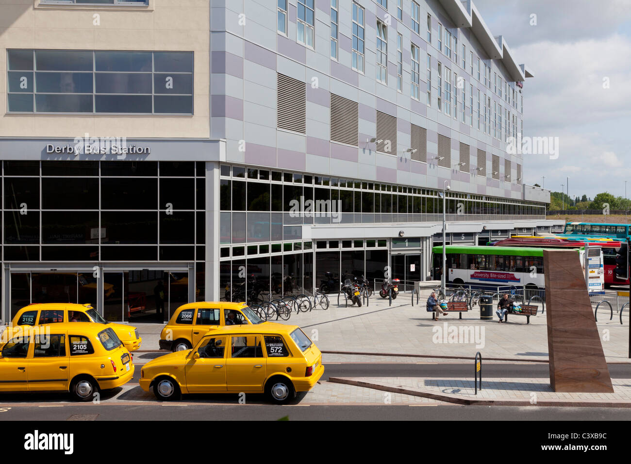 Derby busbahnhof gelbe taxis -Fotos und -Bildmaterial in hoher ...