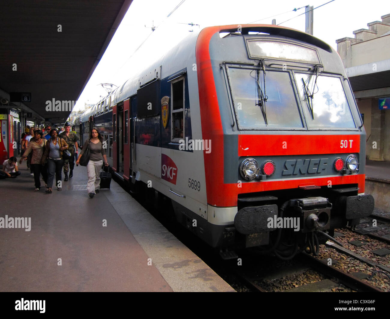 Rer u bahn sncf bahnsteig -Fotos und -Bildmaterial in hoher Auflösung ...
