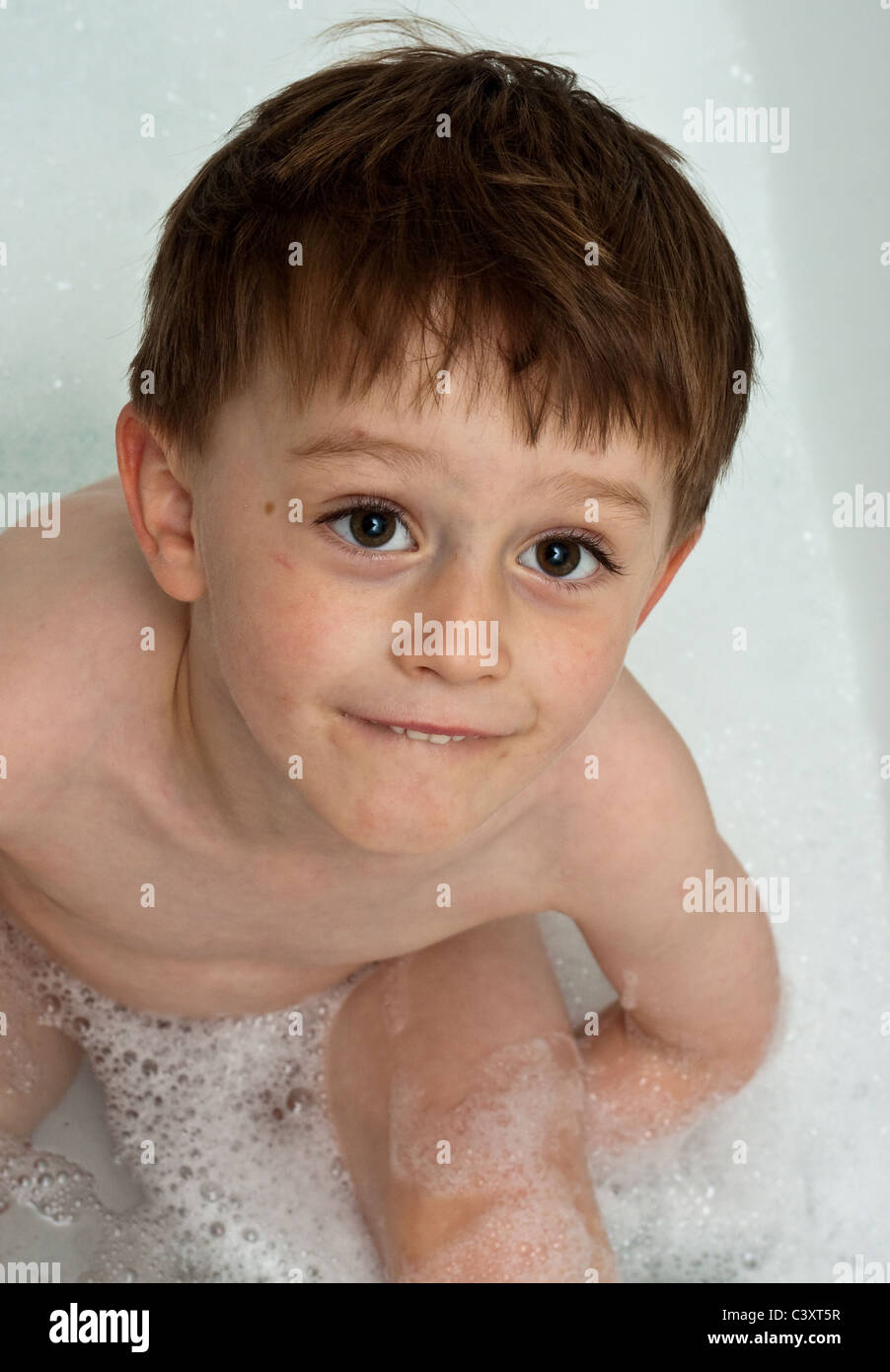 Kleiner Junge Sitzt In Der Badewanne Stockfotografie Alamy