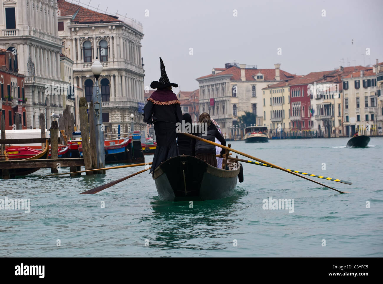 Gondel mit Gondoliere verkleidet als ein Befana auf der Gran Canal ...