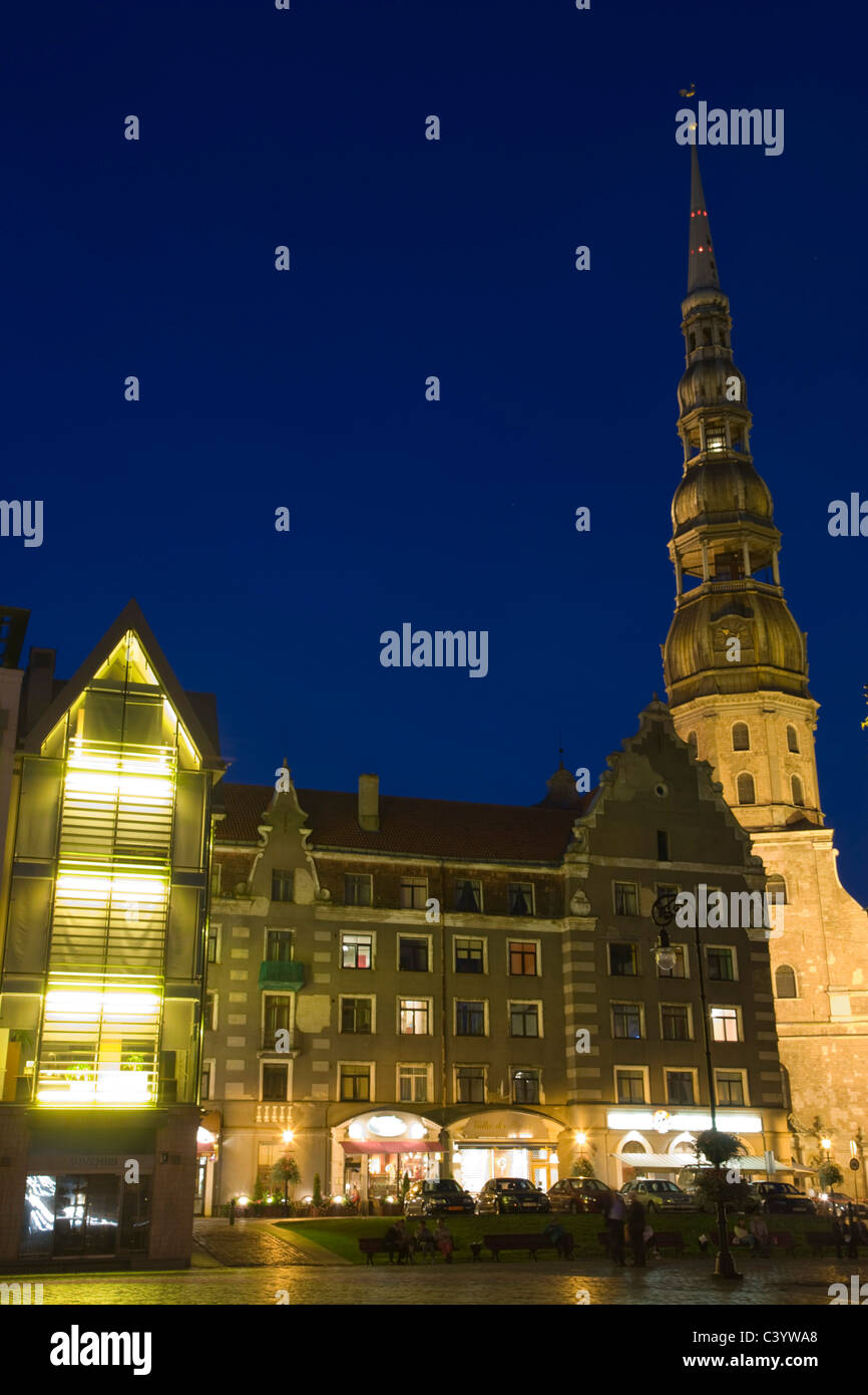 St.-Petri Kirche, Peterbaznica in der Nacht. Rathausplatz, Ratslaukums ...