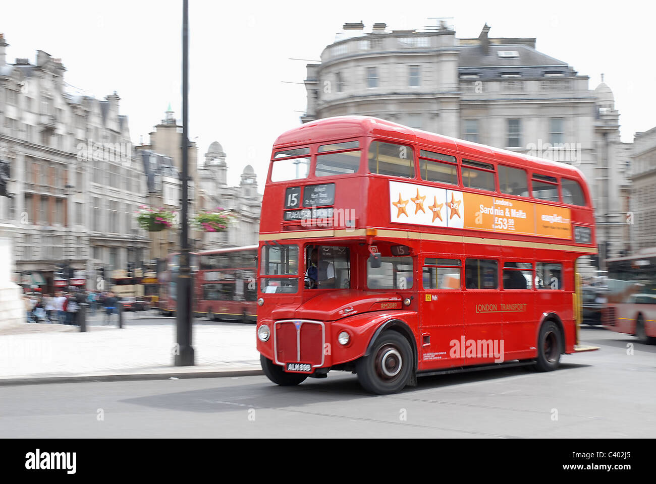 Dies ist ein Bild von einem alten Doppeldecker-Bus in London ...