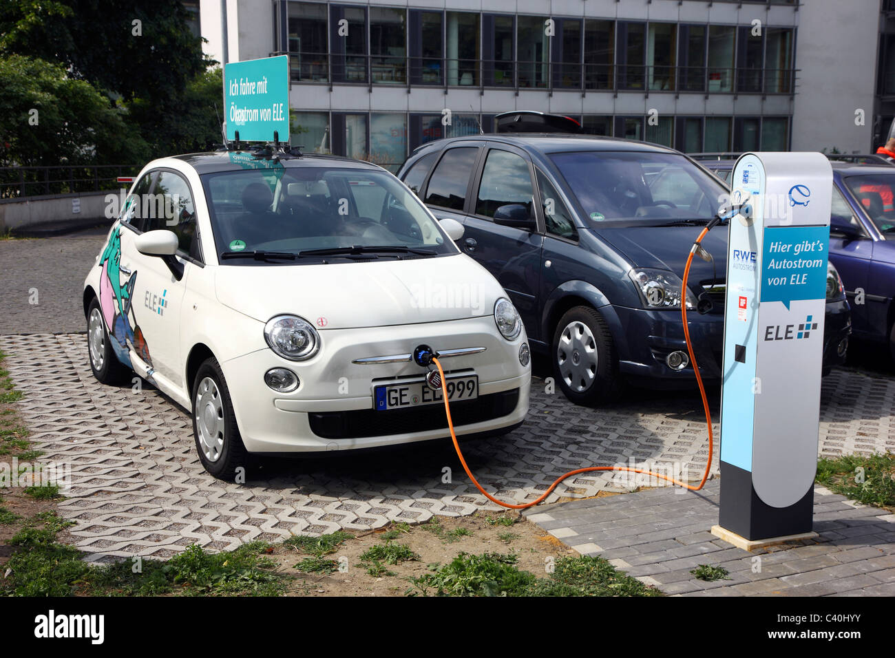 Elektro-Auto, angetrieben durch einen Elektromotor mit Energie in ...