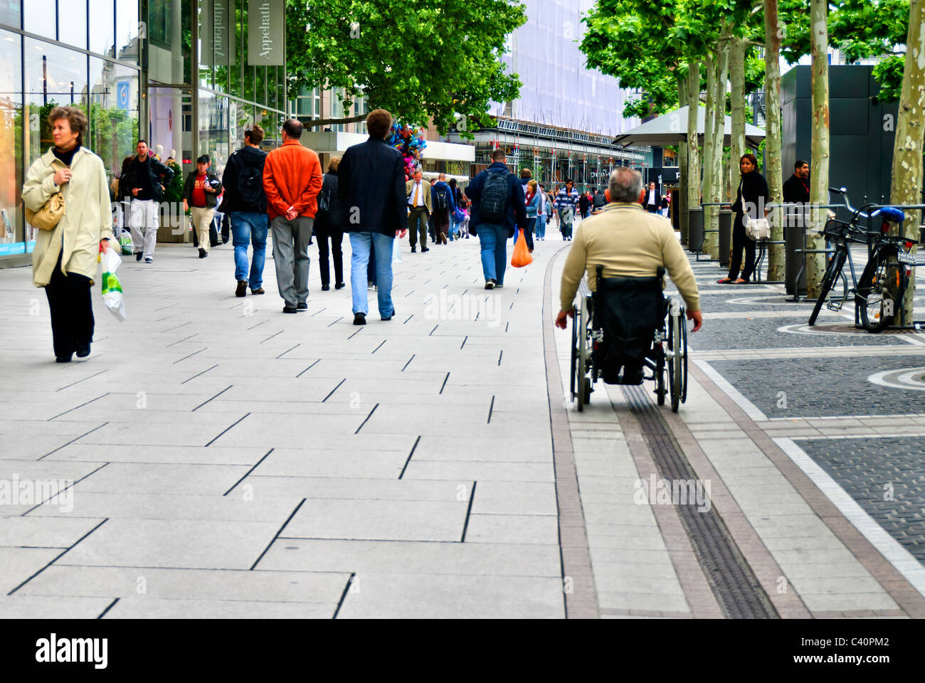 Behinderte Menschen im Rollstuhl in Frankfurt Zeil Stadtmitte ...