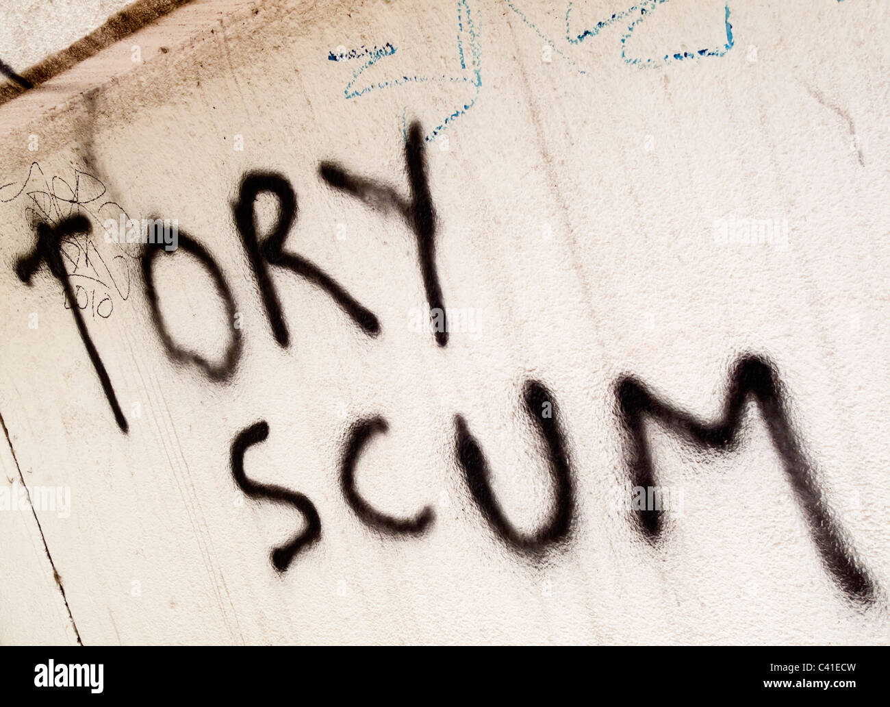 Tory Scum anti-Graffiti-Spray-konservative Partei gemalt auf einer Wand ...