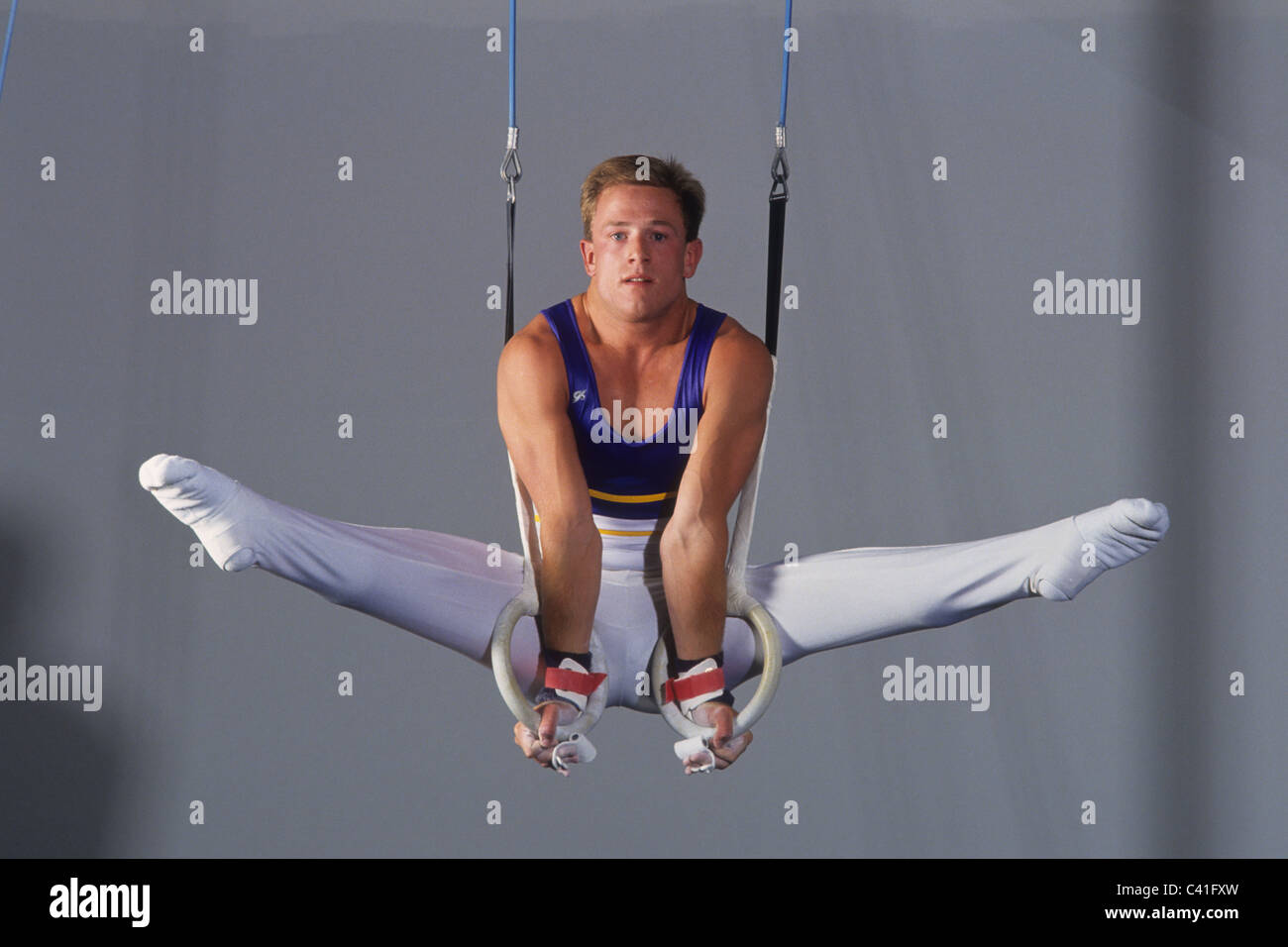 Männlichen Turner an den Ringen Stockfotografie - Alamy