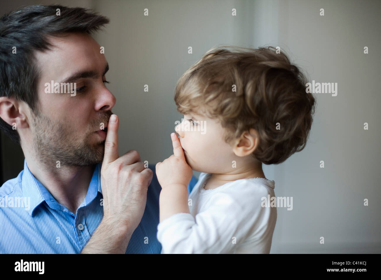 Junge kind vater sohn geheimnis -Fotos und -Bildmaterial in hoher ...