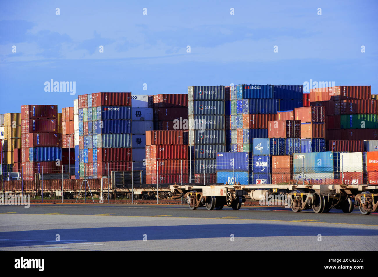 Shipping containers -Fotos und -Bildmaterial in hoher Auflösung – Alamy