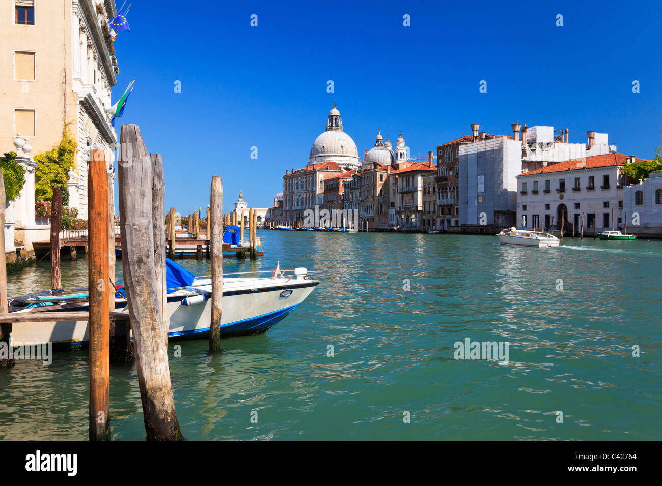 Boote auf dem kanal in venedig -Fotos und -Bildmaterial in hoher ...