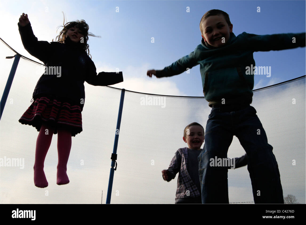 Kinder springen vor Freude Stockfotografie - Alamy