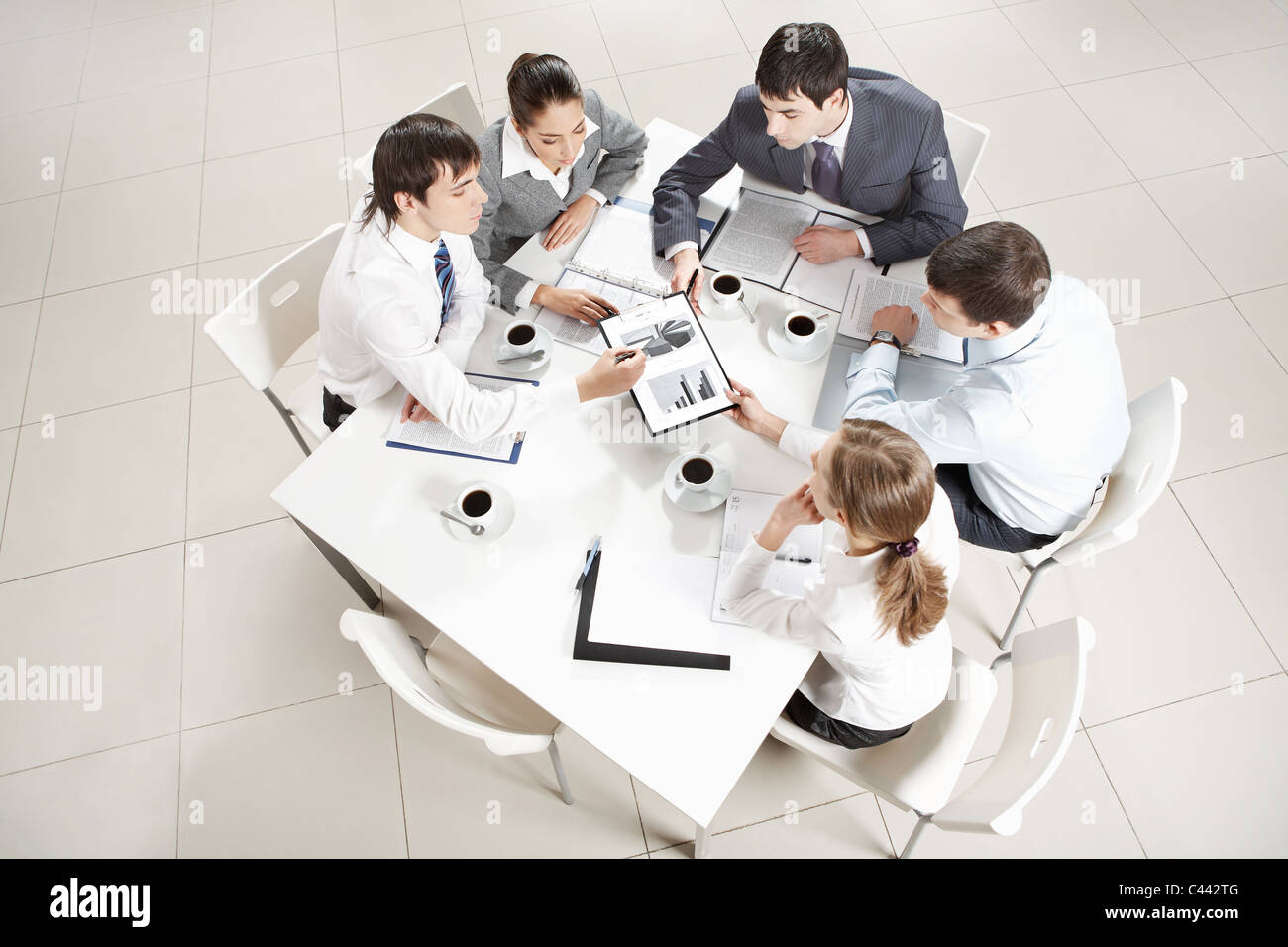 Über Ansicht der Business-Team rund um den Tisch sitzen und arbeiten ...