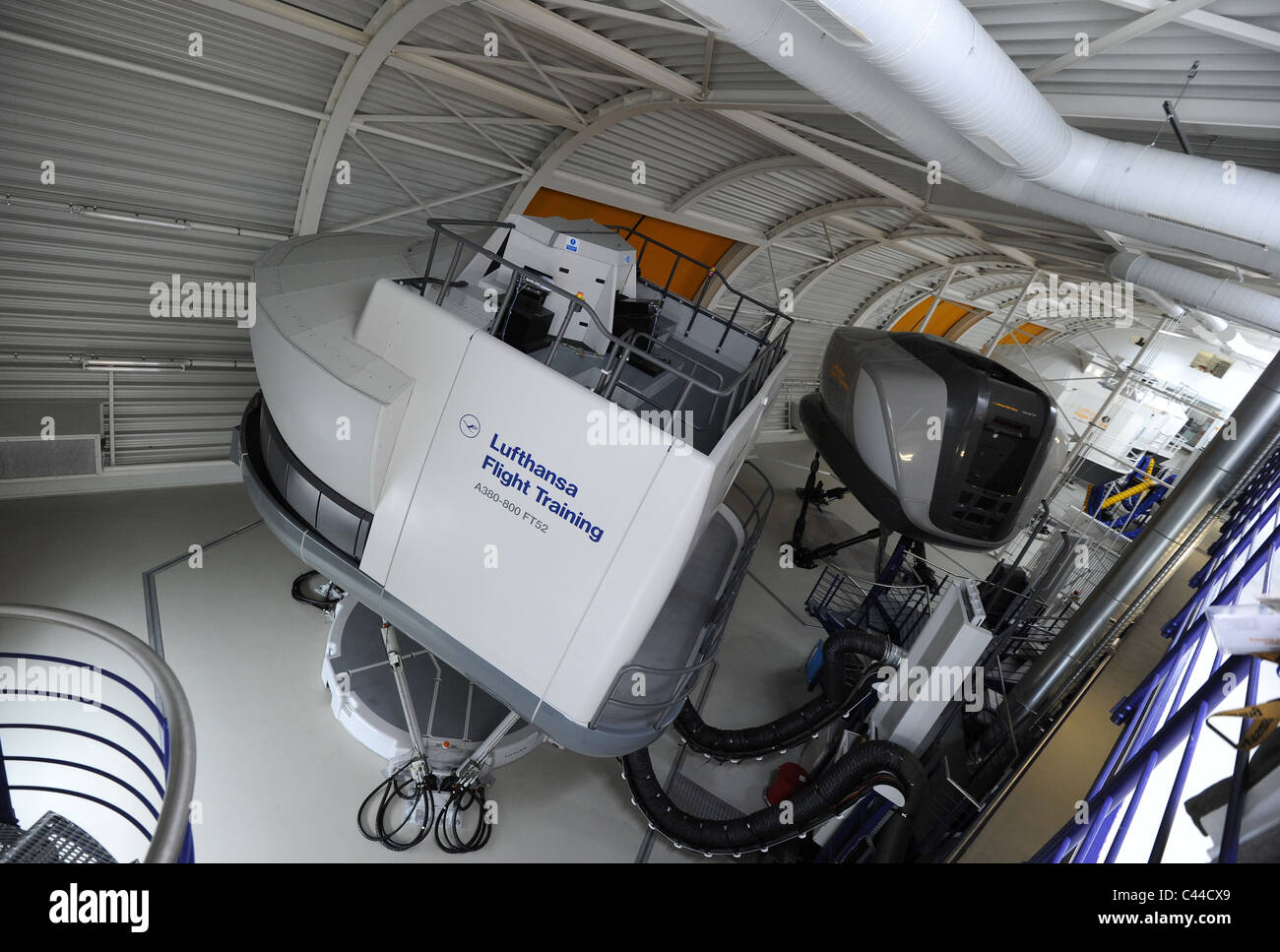 Flugsimulator des Airbus A380 in der Lufthansa Flight Training Center ...