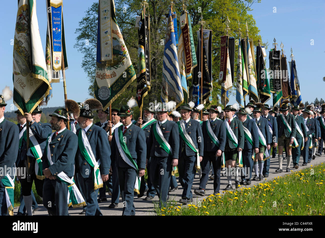 katholischen Prozession in Kostümen und typisch bayerische Kleidung in Oberbayern, Deutschland ...