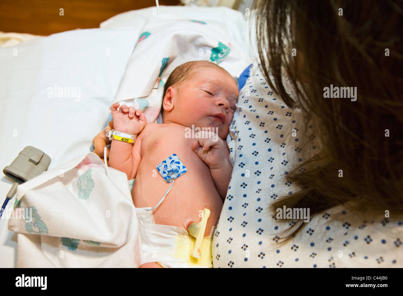 Mutter mit neugeborenen Baby im Krankenhaus unmittelbar nach der Geburt ...