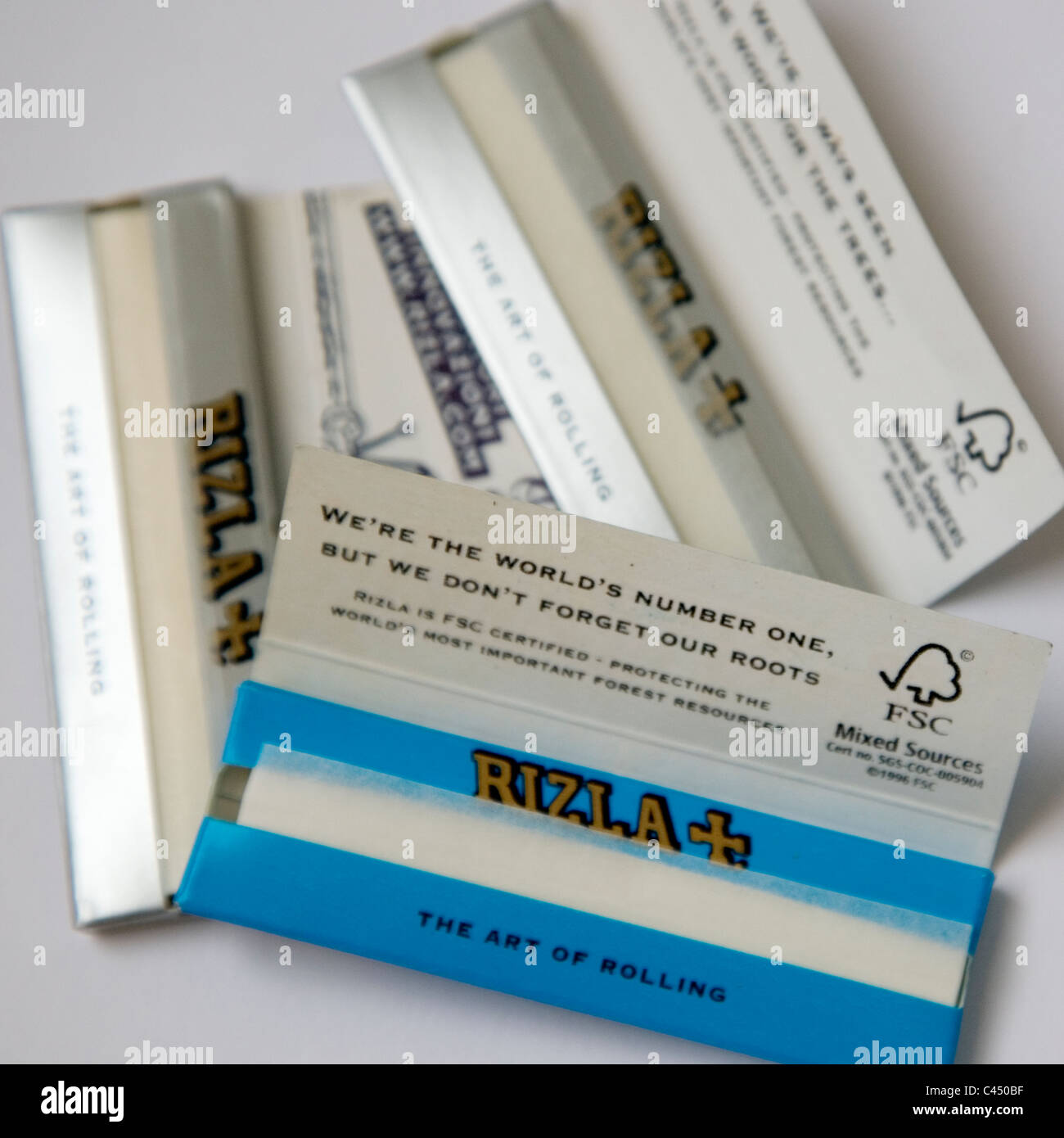 Silber rizla rolling paper -Fotos und -Bildmaterial in hoher Auflösung ...