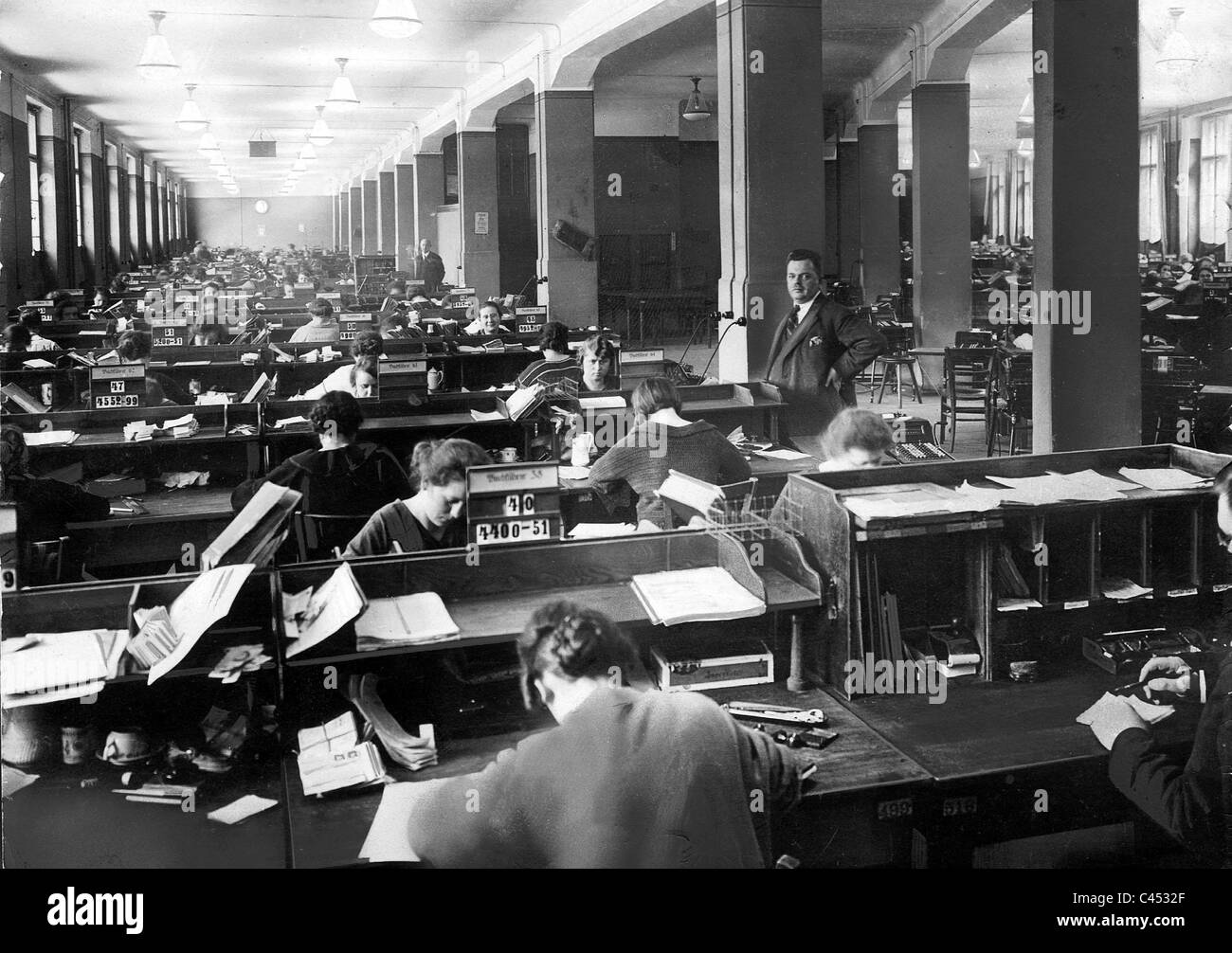 Open plan office 1920s -Fotos und -Bildmaterial in hoher Auflösung – Alamy
