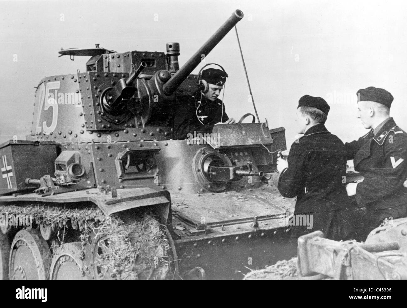 Deutsche Panzer-Besatzung mit einem Panzer 38 (t), 1940 Stockfotografie ...