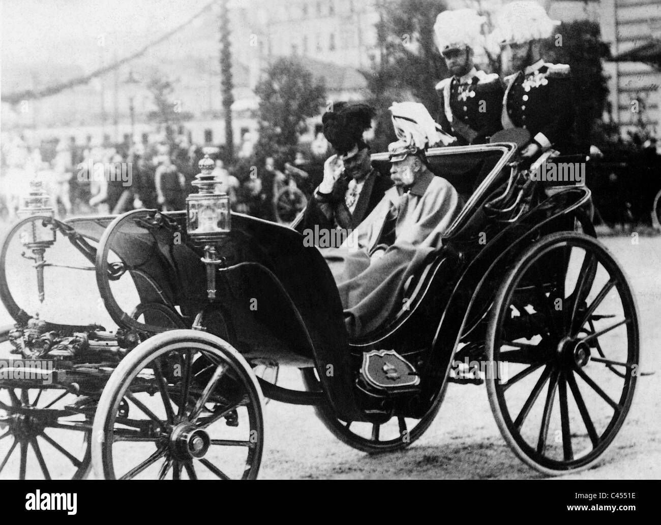Kaiser Franz Joseph I. mit Kaiser Wilhelm II. in einer Kutsche, 1908 ...