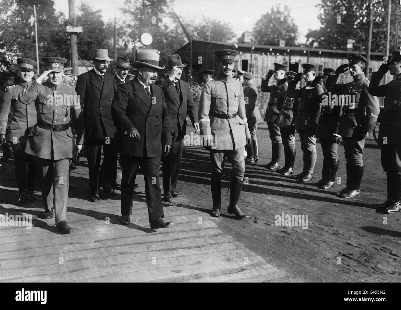 Gustav Noske und Friedrich Ebert mit der Rückkehr Kriegsgefangene, 1919 ...