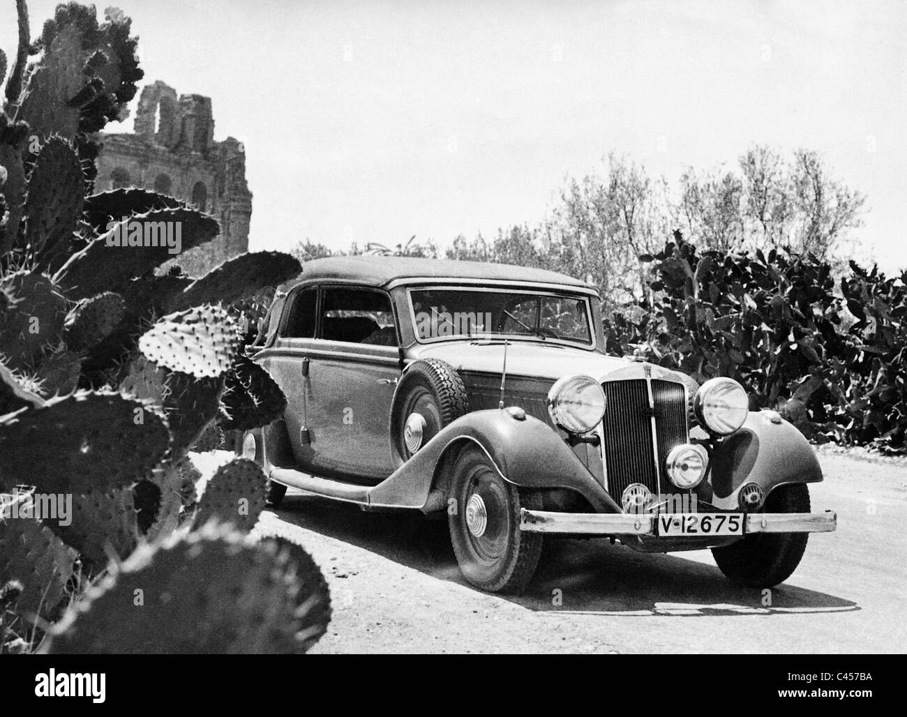 Horch-Auto in der Wüste, 1936 Stockfotografie - Alamy