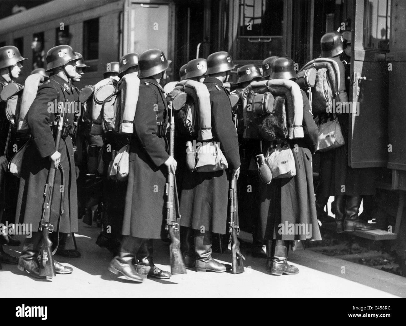 SS-Männer gehen auf dem Reichsparteitag Stockfotografie - Alamy