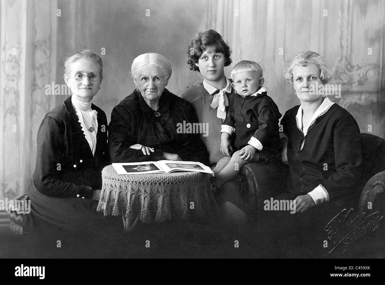 Gruppenfoto der Familie mit Urgroßmutter, Großmutter, Mutter, Sohn und ...