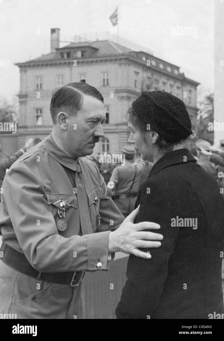 Adolf Hitler bei einem Gedenkmarsch am Jahrestag des Bier Hall Putsch ...