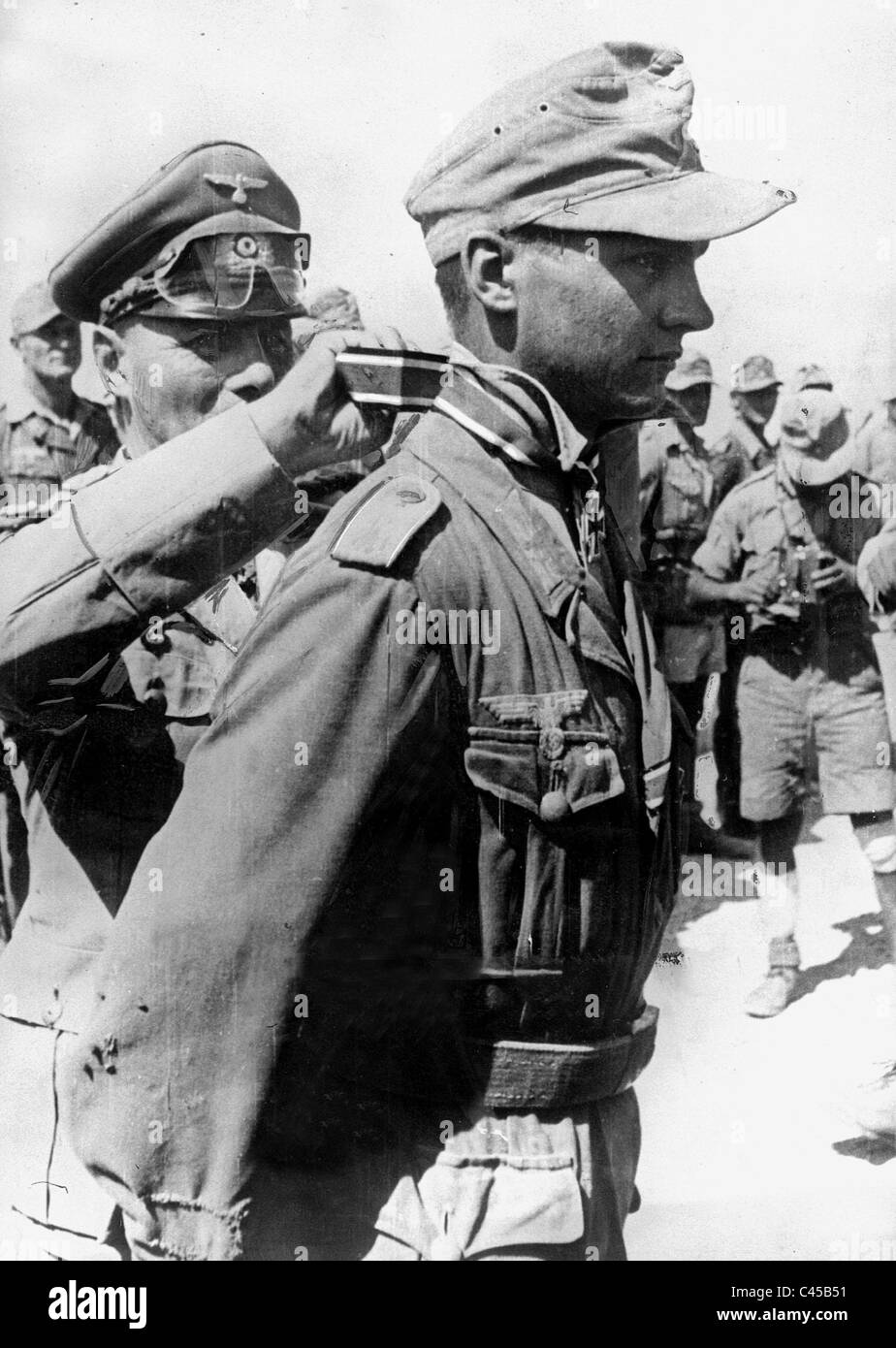 Erwin Rommel präsentiert das Ritterkreuz Günter Halm, 1942 Stockfoto ...