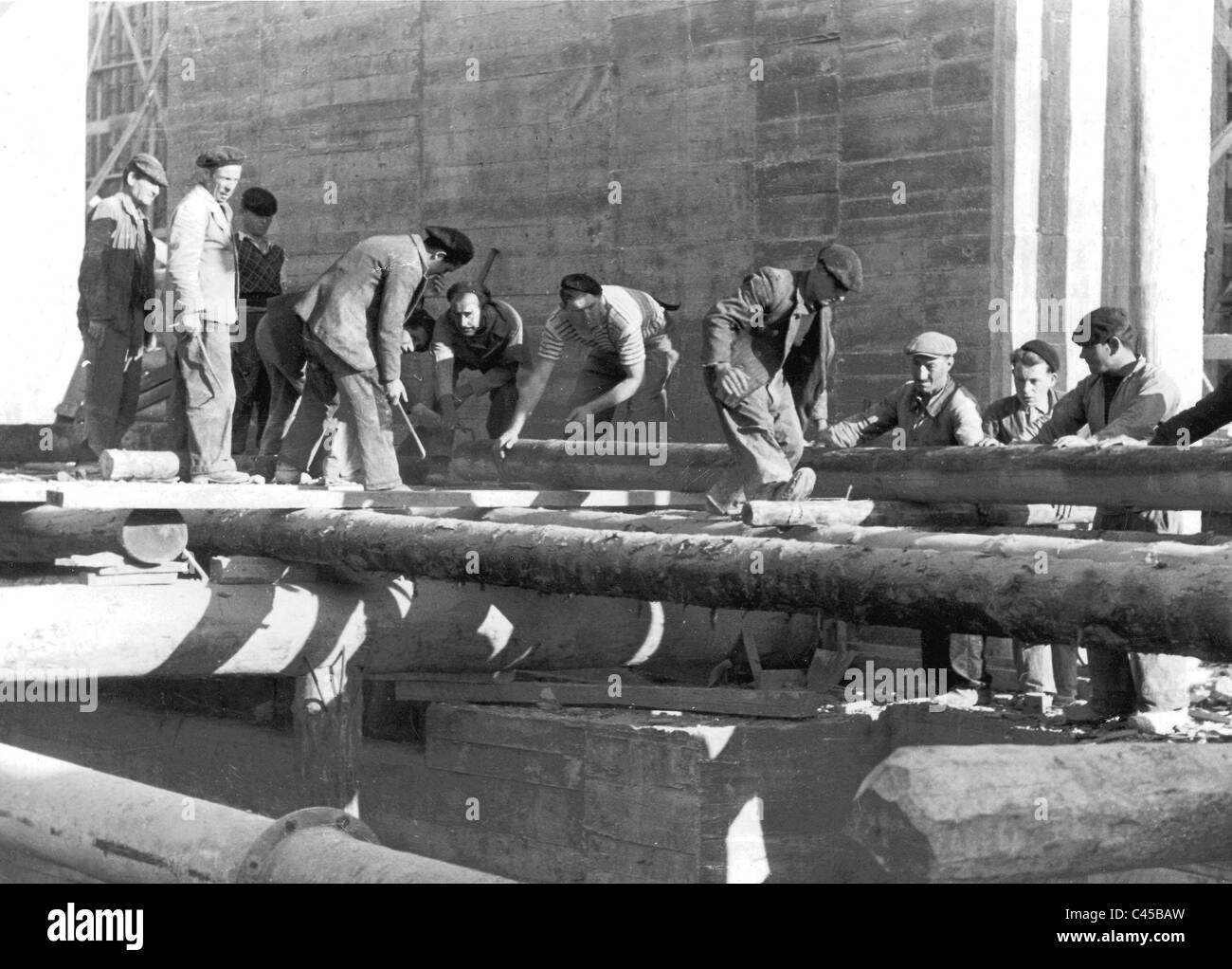 Zwangsarbeiter 1945 -Fotos und -Bildmaterial in hoher Auflösung – Alamy