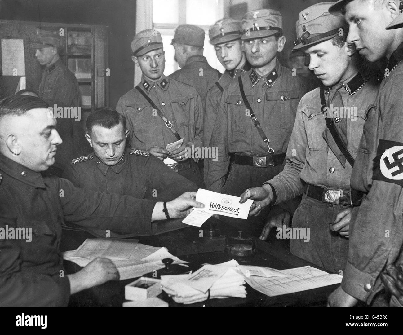 NS-Hilfspolizei bekommen ihre Ausweispapiere, 1933 Stockfotografie - Alamy