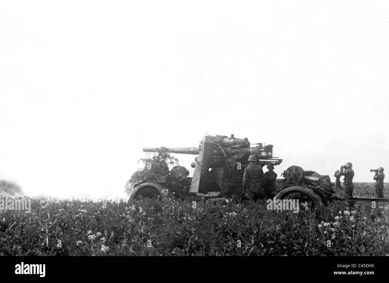 Deutsche Flak-Artillerie feuert auf russische Panzer Stockfotografie ...