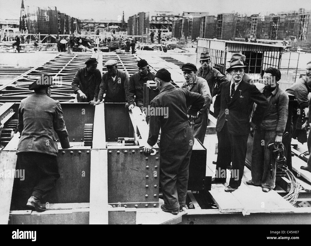 Zwangsarbeiter 1945 -Fotos und -Bildmaterial in hoher Auflösung – Alamy