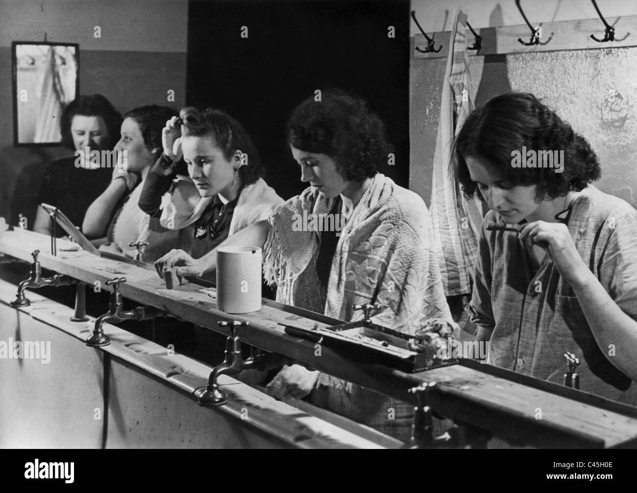 Zwangsarbeiter 1945 -Fotos und -Bildmaterial in hoher Auflösung – Alamy