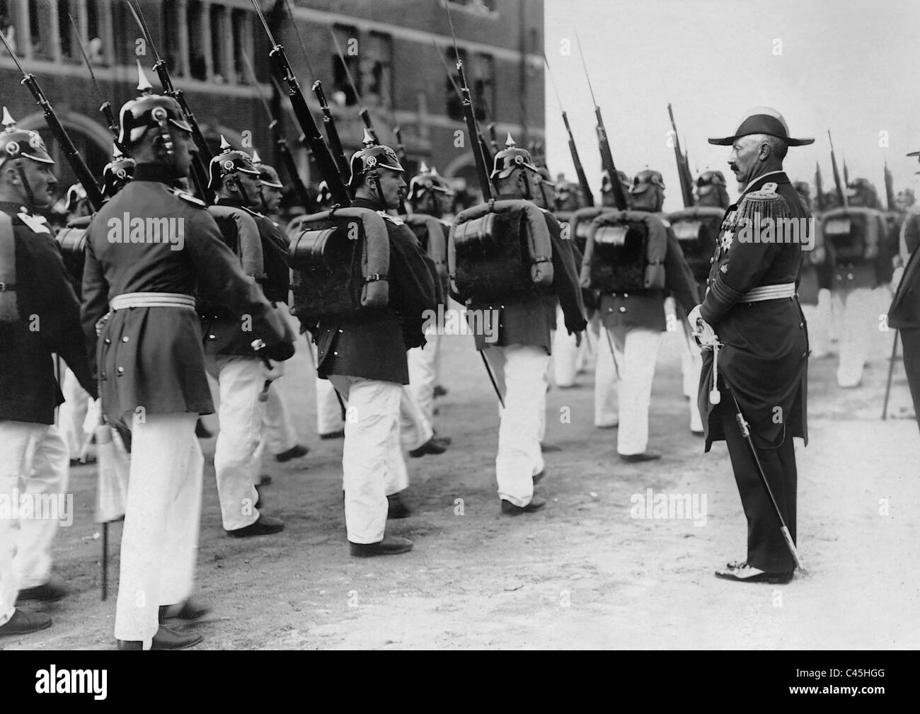 Kaiser Wilhelm II. empfängt eine Parade in Lübeck, 1913 Stockfotografie ...