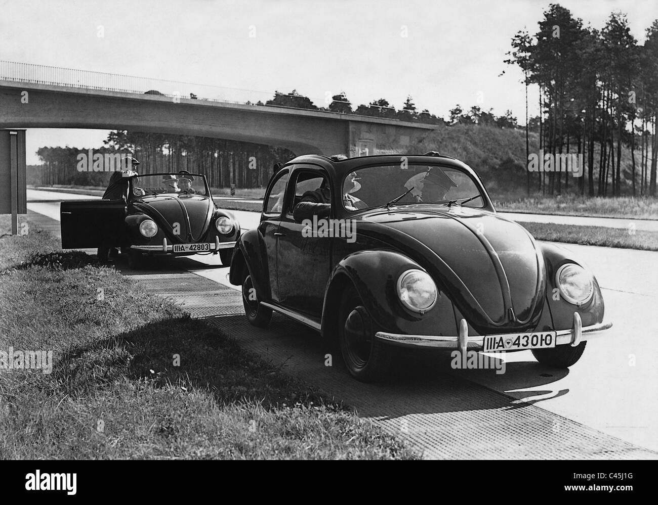 KdF-Wagen auf der Autobahn, 1938 Stockfotografie - Alamy