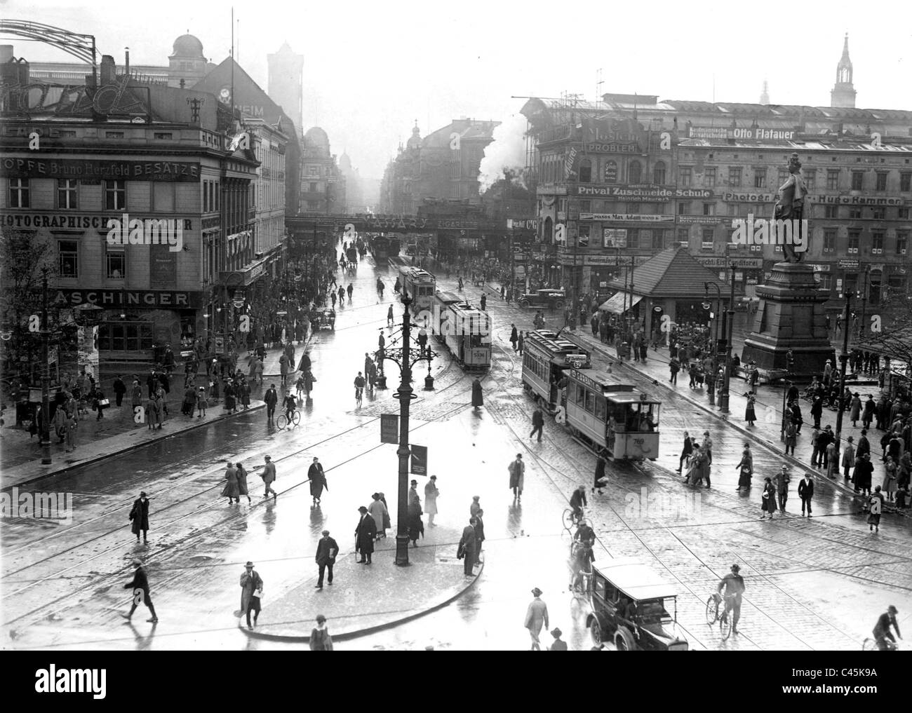 Street in berlin 1929 -Fotos und -Bildmaterial in hoher Auflösung – Alamy