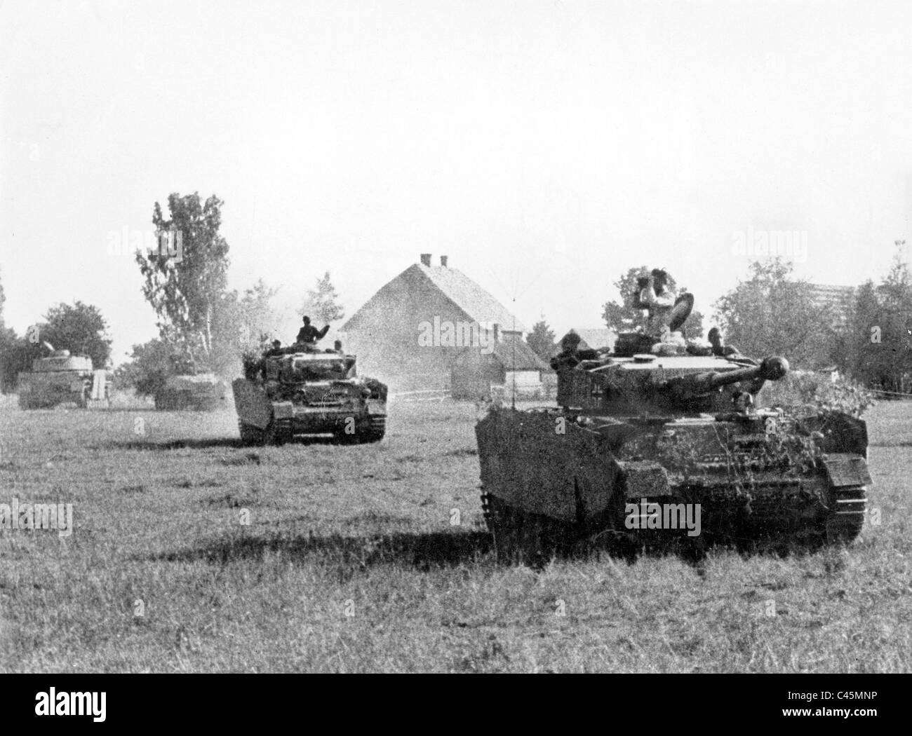 Panzer IV vor einem russischen Dorf, 1944 Stockfotografie - Alamy