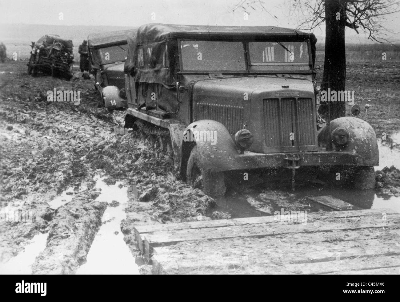 deutsche-traktoren-an-der-ostfront-1941-stockfotografie-alamy