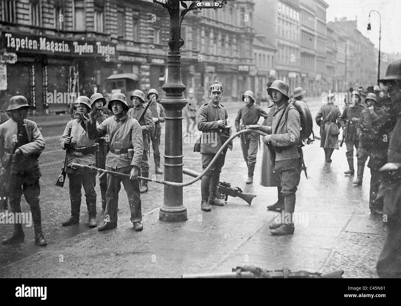Flammenwerfer viele während der Spartacus-Aufstand in Berlin, 1919 ...