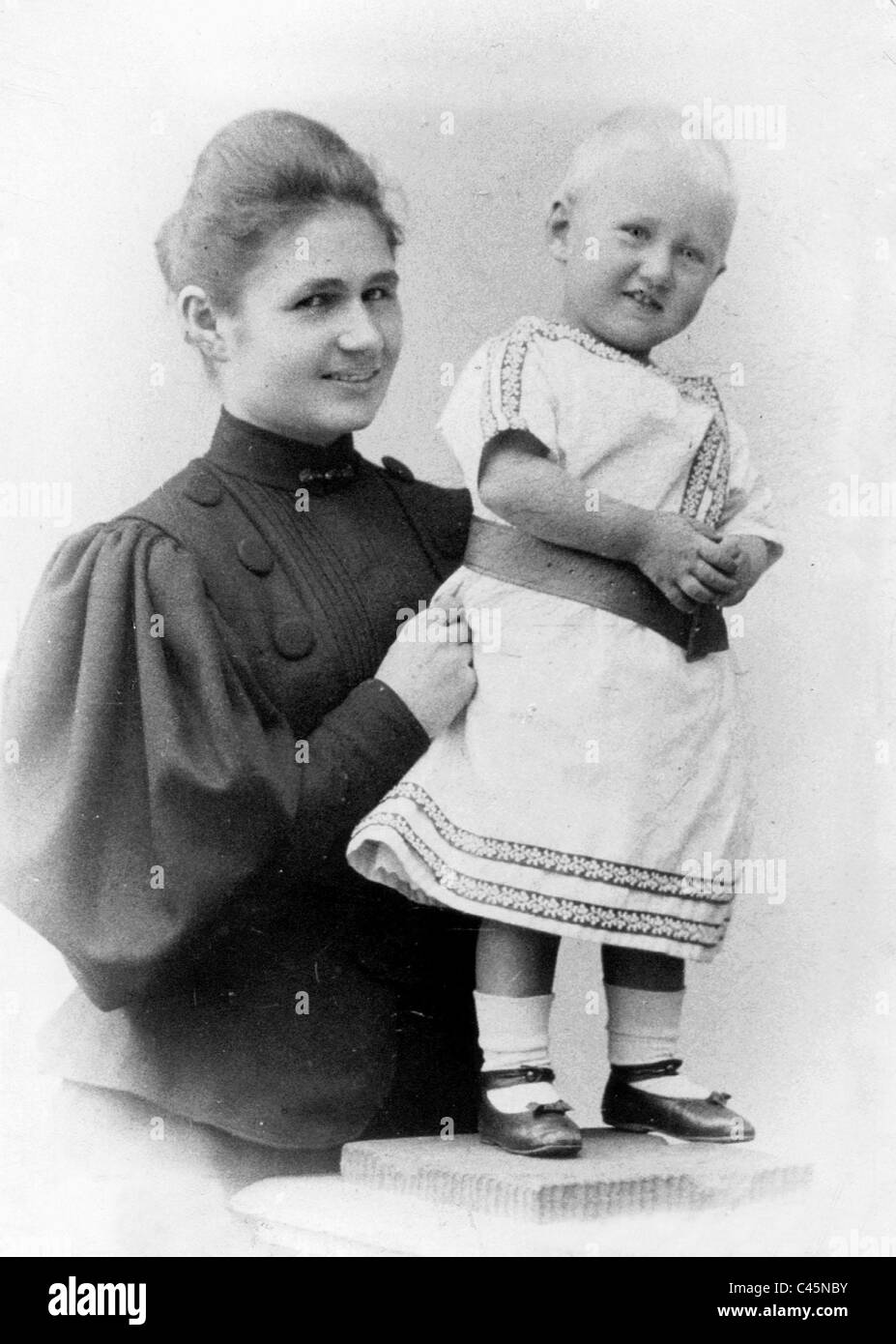 Rudolf Hess mit seiner Mutter, Clara Hess, 1895 Stockfotografie - Alamy