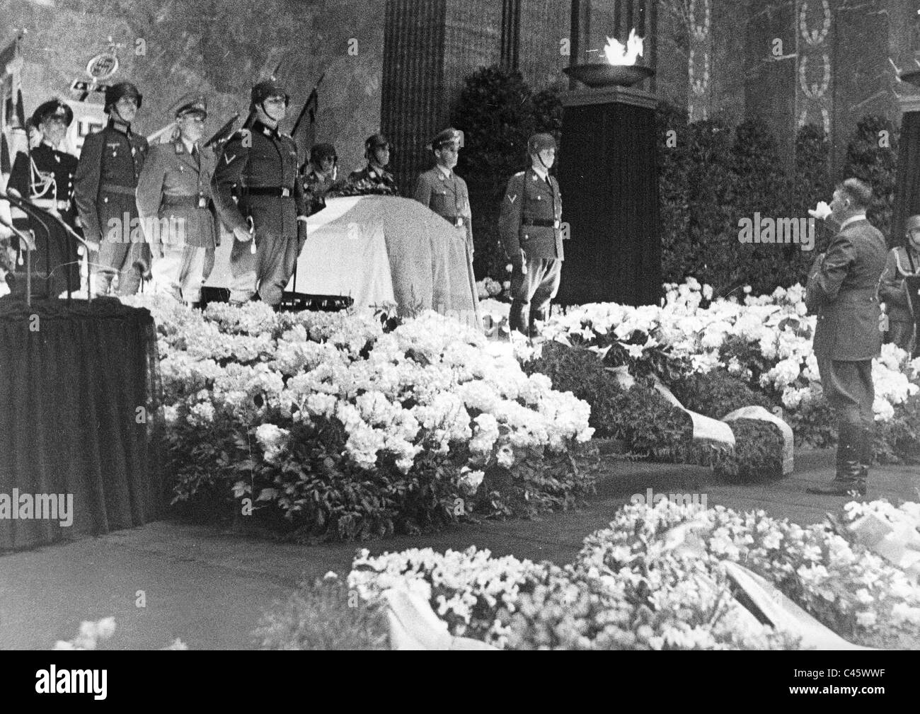 Coffin reinhard heydrich -Fotos und -Bildmaterial in hoher Auflösung ...