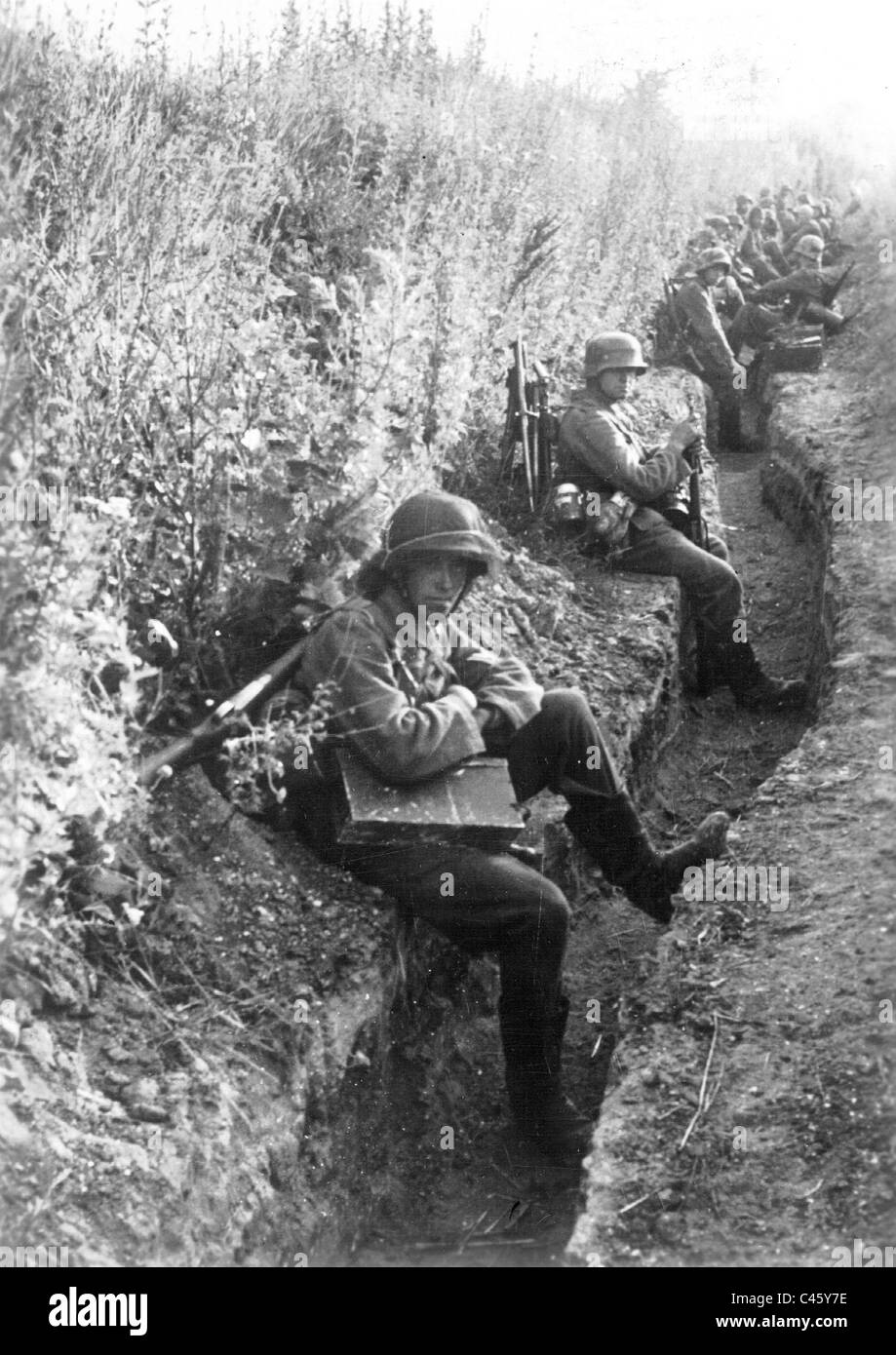 Deutsche Soldaten vor einem Angriff in der Zone von Belgorod, 1943 ...