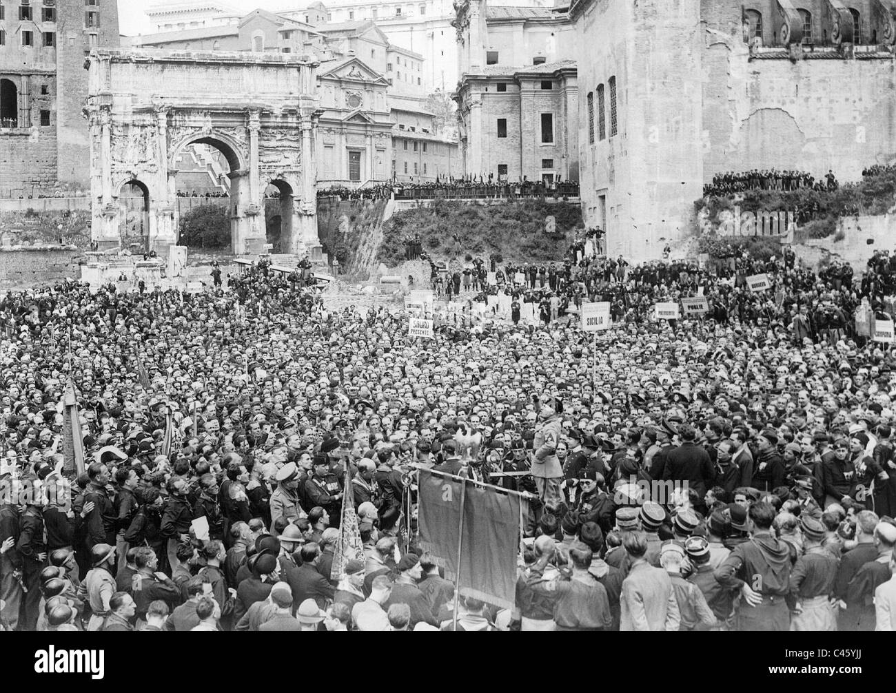 Benito Mussolini spricht auf dem Forum Romanum, 1934 Stockfotografie ...