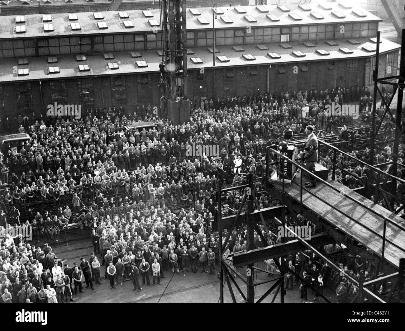 Adolf Hitler während einer Rede an die Arbeiter der Werft Blohm und ...