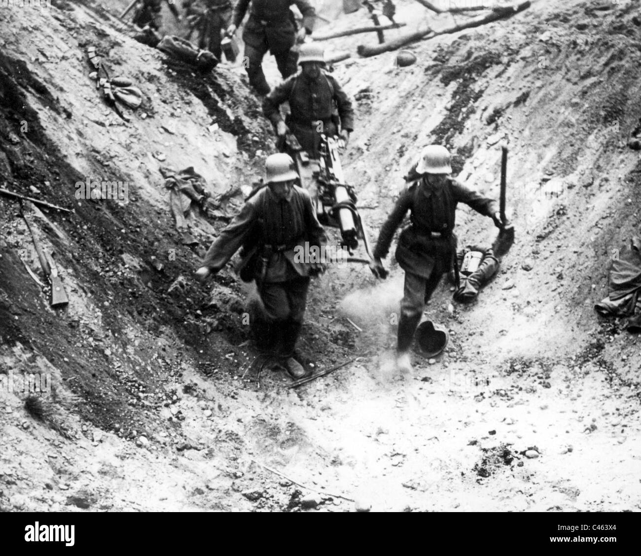 Deutschen Angriff Truppe mit seinen Maschinengewehr, 1918 ...