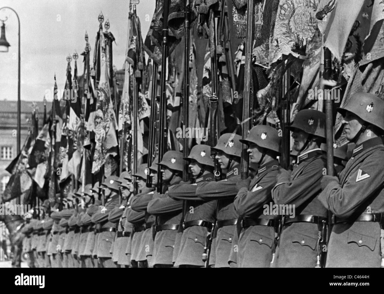 Soldaten der Wehrmacht mit Fahnen und Standards der deutschen Armee ...