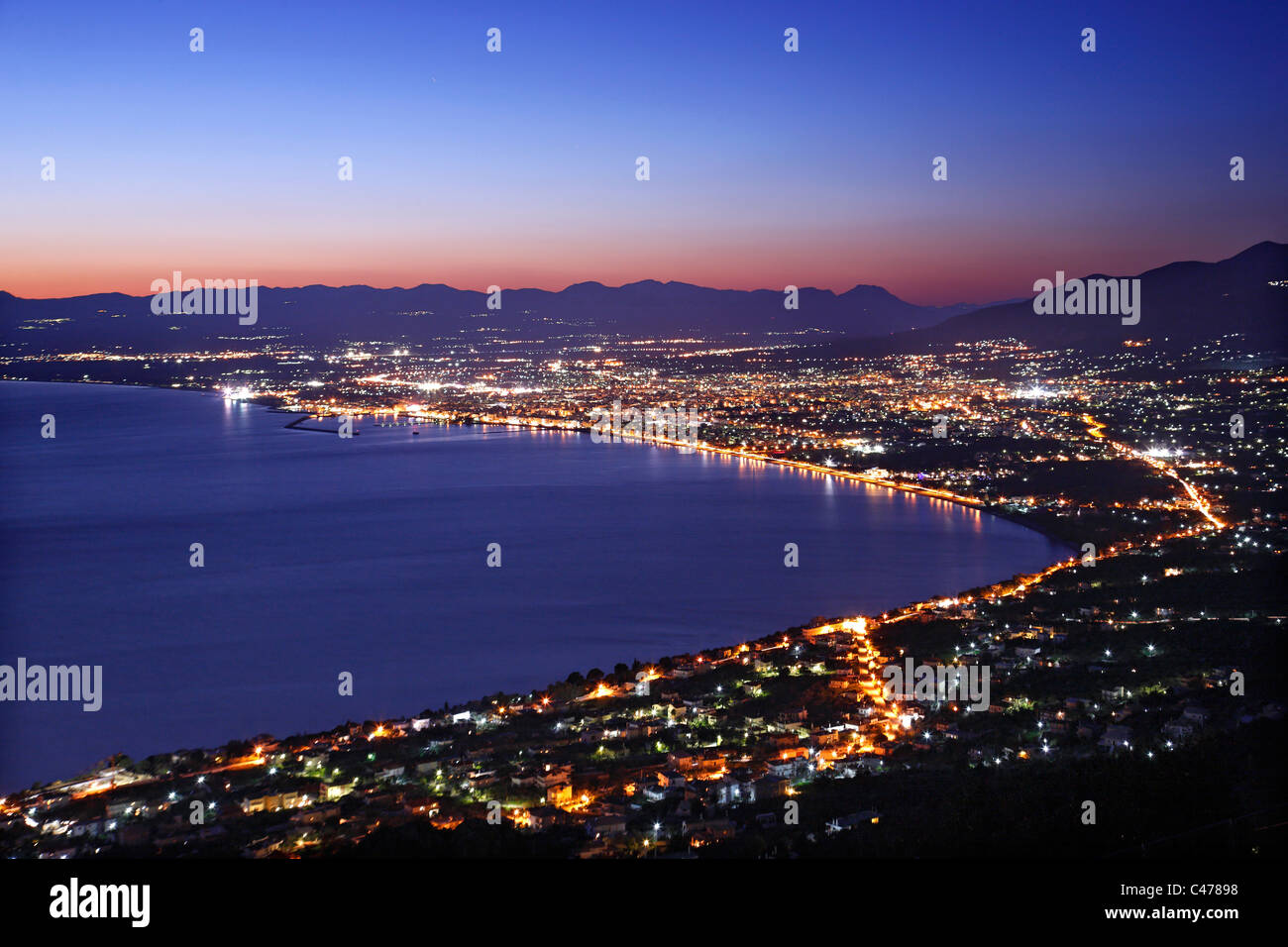Panoramablick Nachtansicht von Kalamata-Stadt, Hauptstadt der Präfektur ...