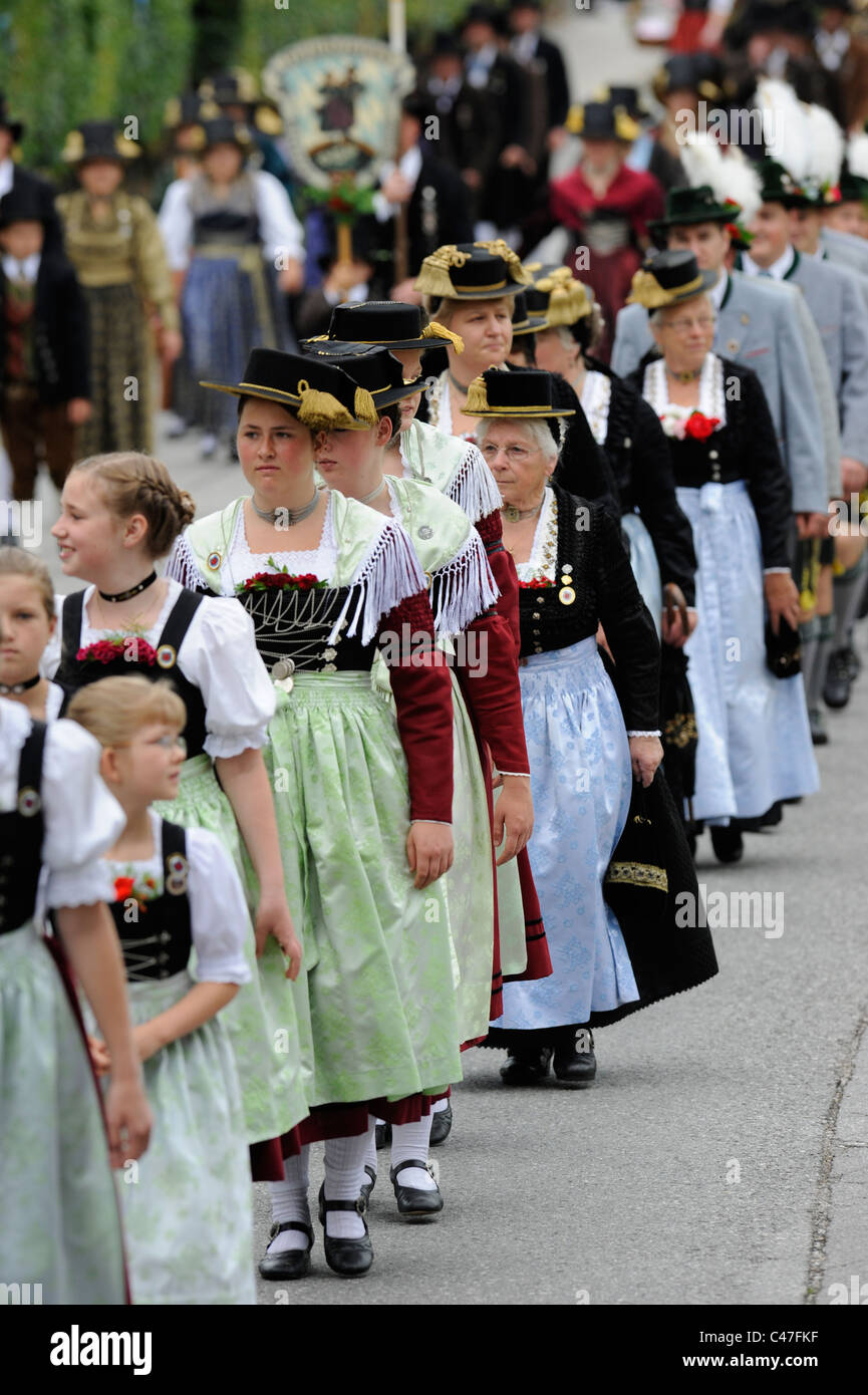 Frauen tragen bayerische tracht -Fotos und -Bildmaterial in hoher ...